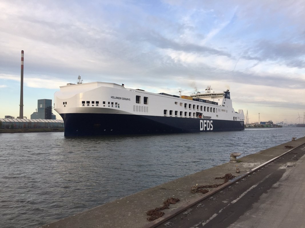 New and largest DFDS ro-ro ship 'Hollandia Seaways' sails between ...
