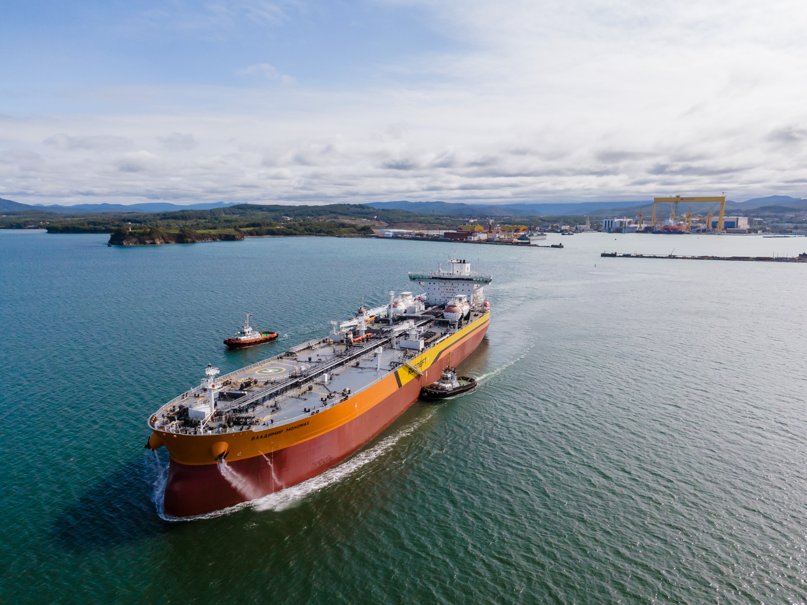 Aframax tanker built by Zvezda shipyard leaves for sea trials ...